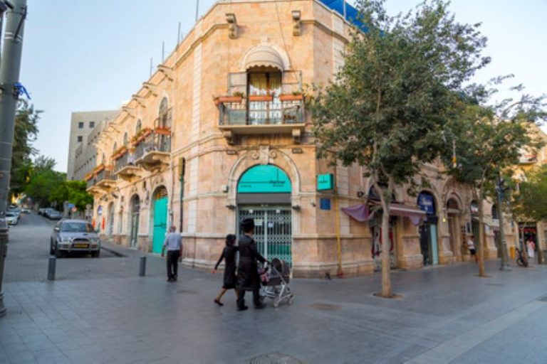 Partner SIM Cards and eSIM: Detailed Guides for Tourists 2025